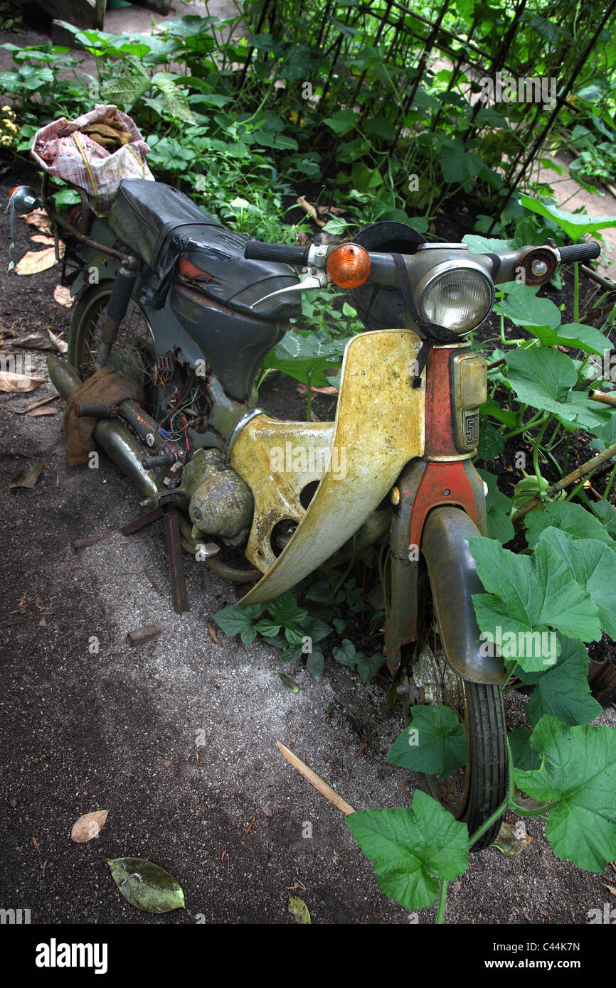 Scooter motorcycle old broken hi-res stock photography and images - Alamy