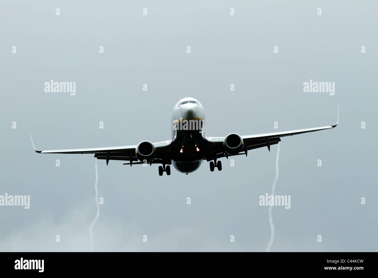 Aircraft on final approach hi-res stock photography and images - Alamy