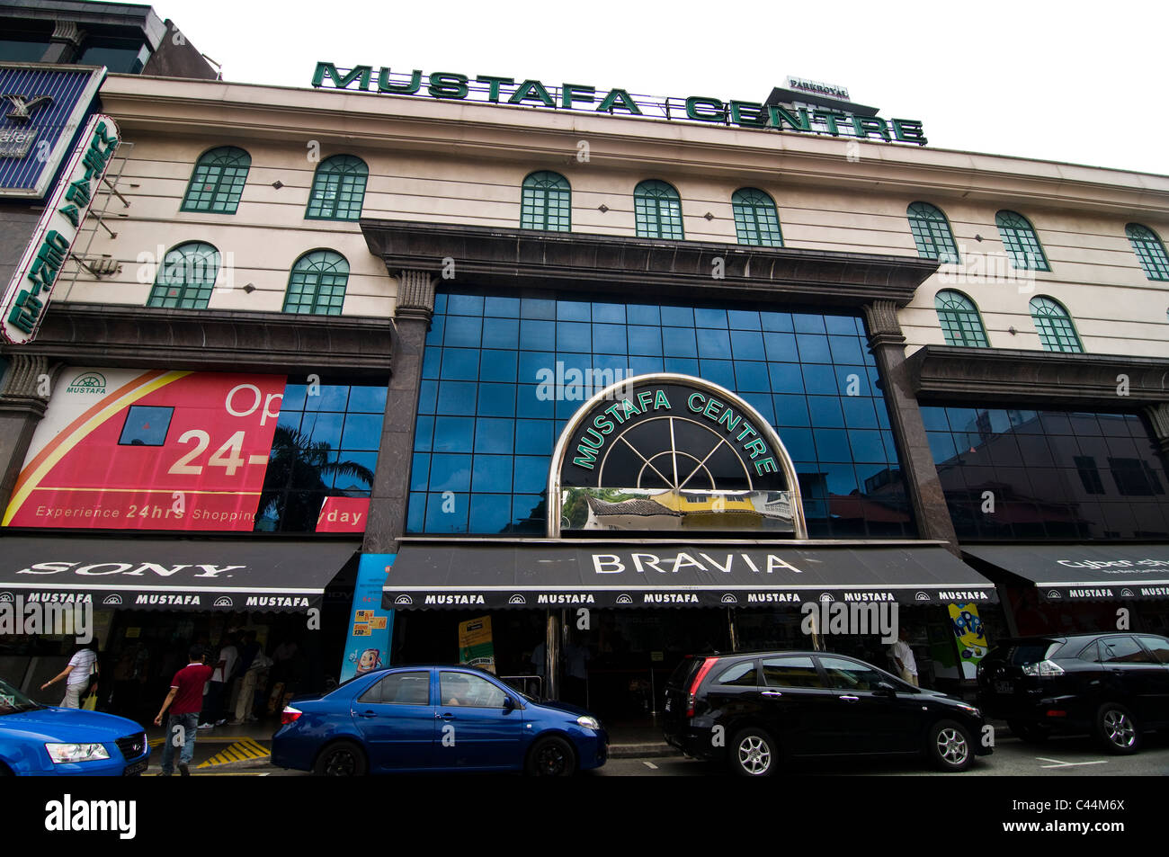 Mustafa center singapore hi-res stock photography and images - Alamy