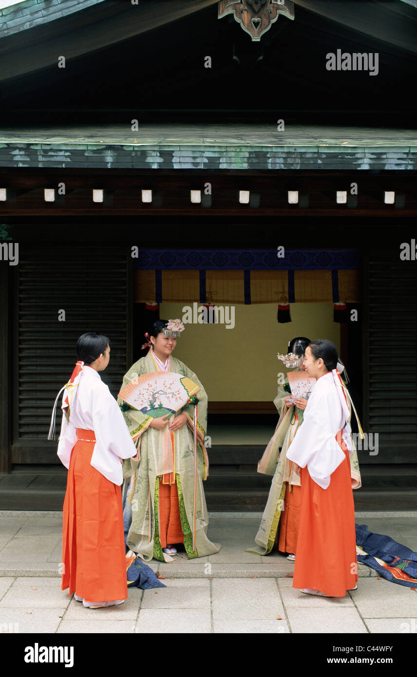 Shrine maidens hi-res stock photography and images - Alamy