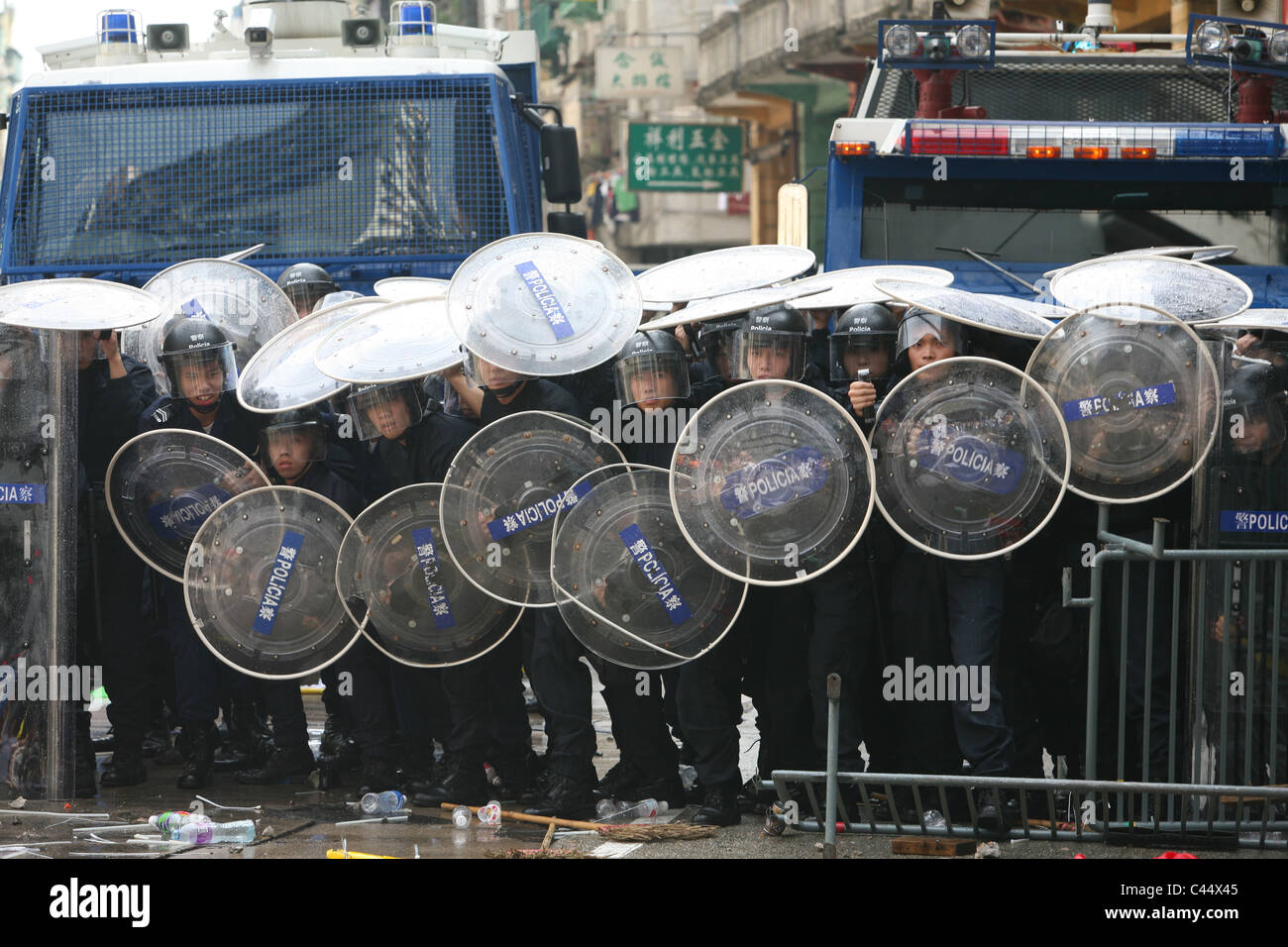 line up police officers Stock Photo - Alamy