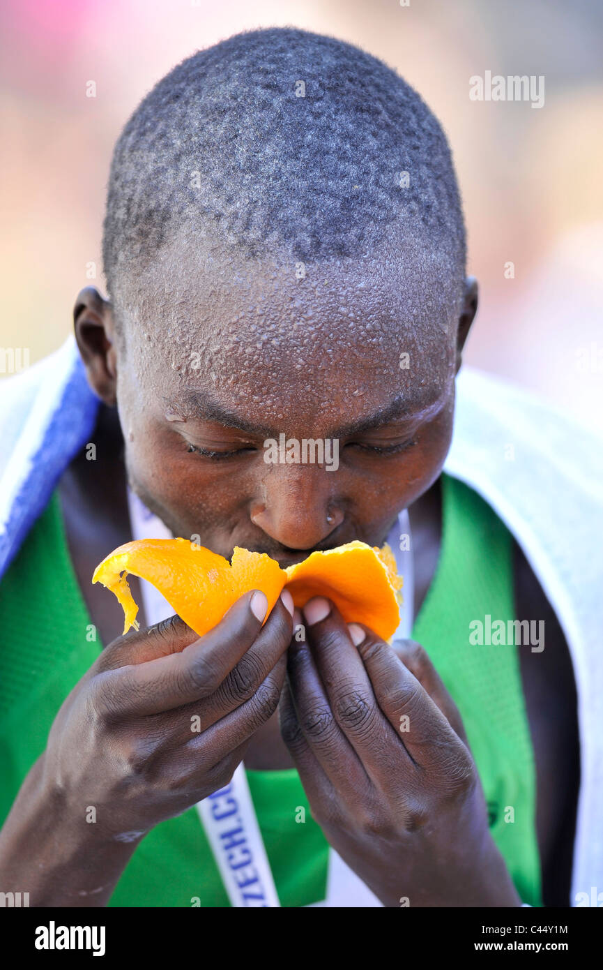 refreshment of marathon runner Stock Photo - Alamy