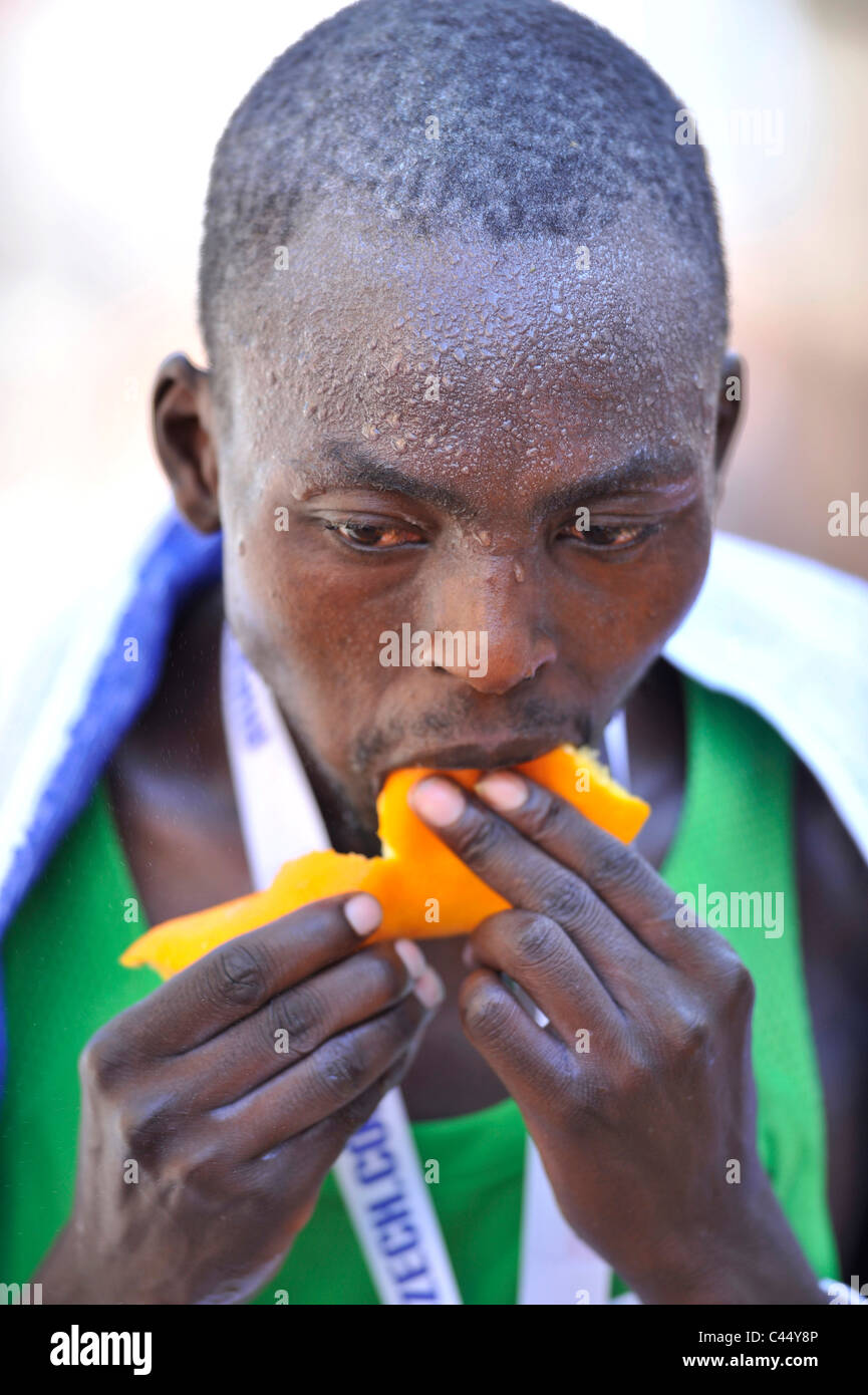 refreshment of marathon runner Stock Photo - Alamy