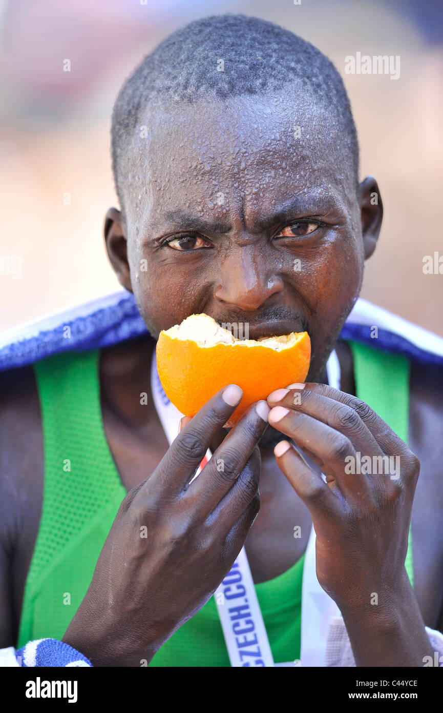 refreshment of marathon runner Stock Photo - Alamy