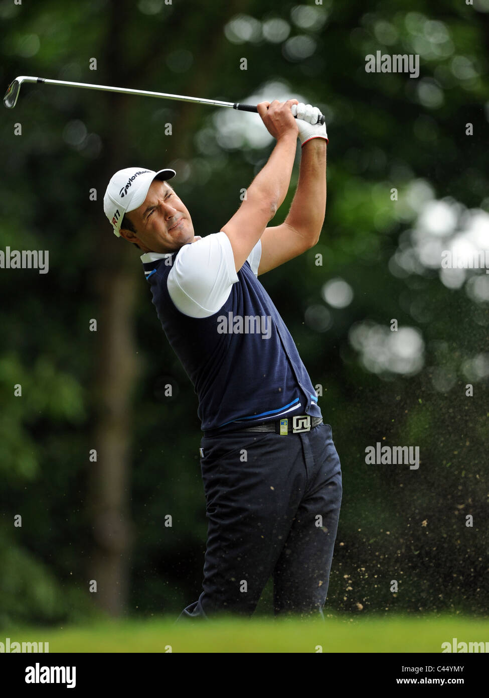 Professional Golfer Simon Kahn plays a shot Stock Photo - Alamy