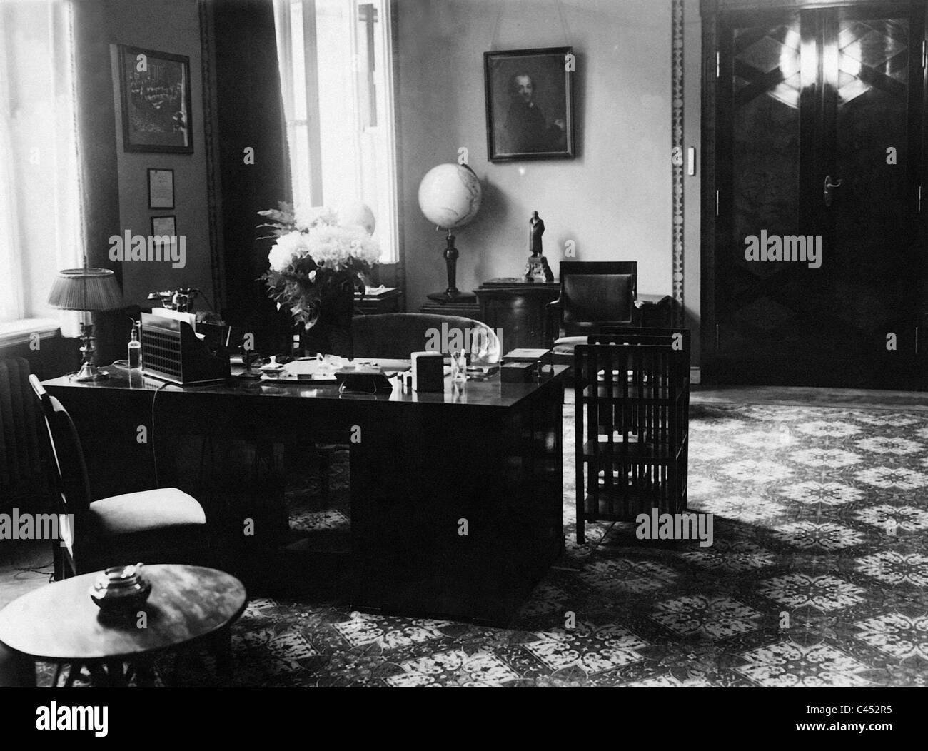 Foreign office interior hi-res stock photography and images - Alamy