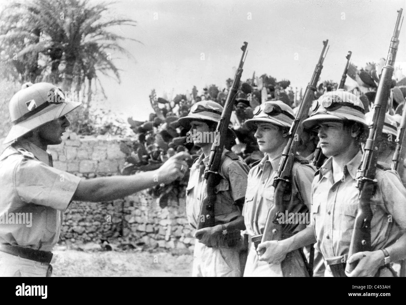 Soldiers of the Africa Corps exercise, 1941 Stock Photo - Alamy