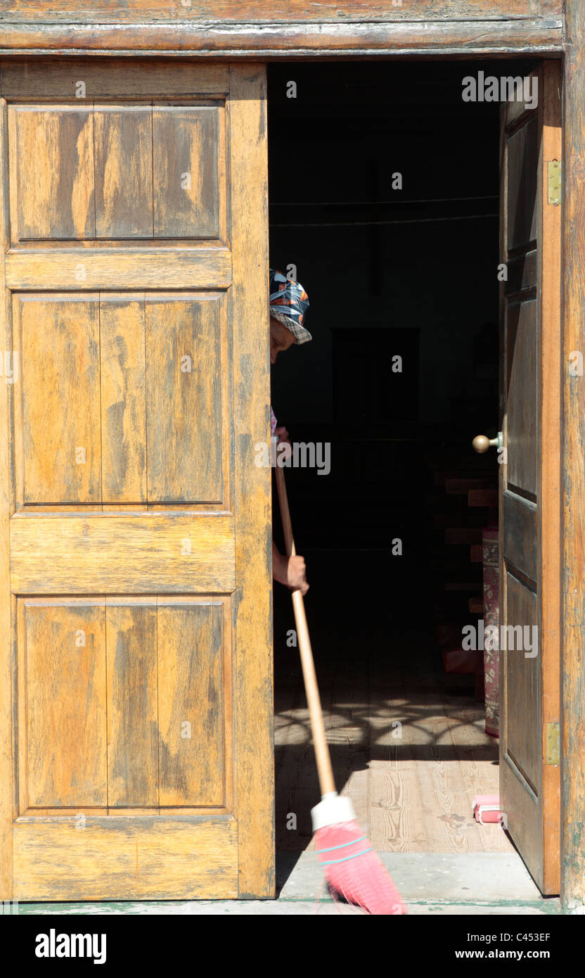 Black woman sweeping hi-res stock photography and images - Alamy