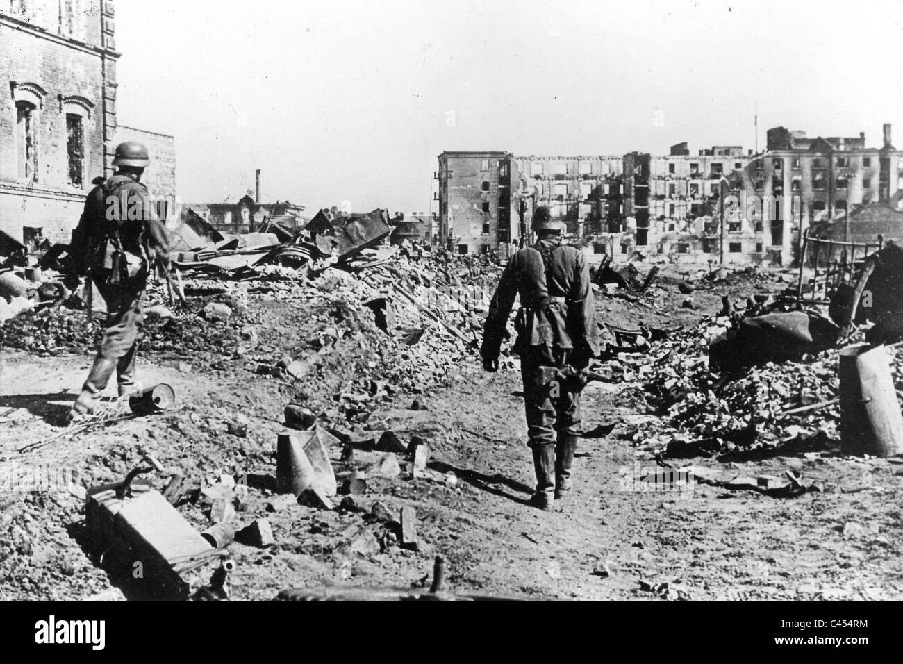 German soldiers in the ruins of Stalingrad, 1942 Stock Photo - Alamy