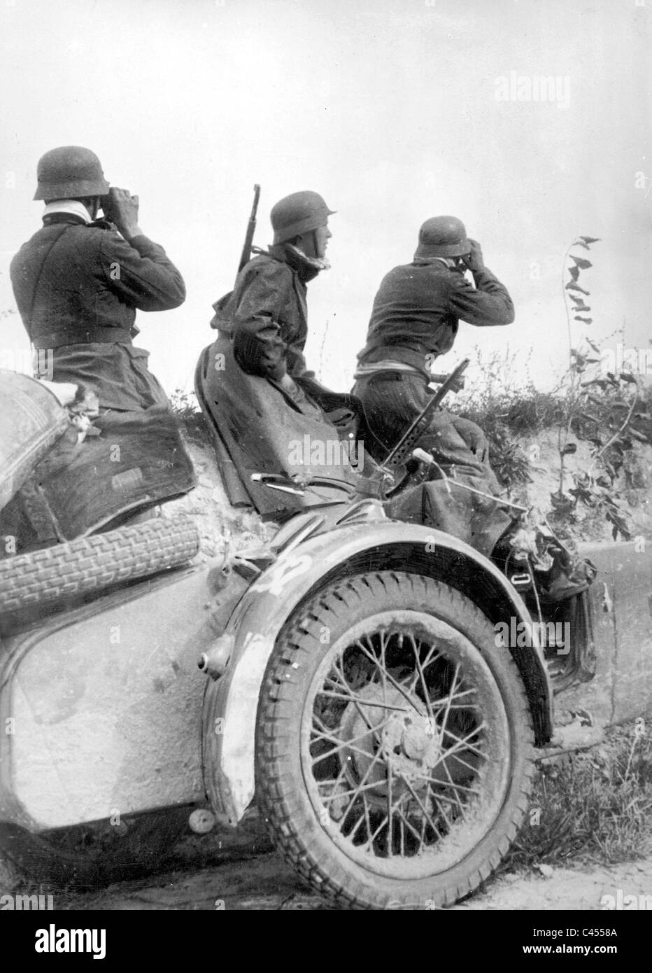 Soldiers surrounding Black and White Stock Photos & Images - Alamy