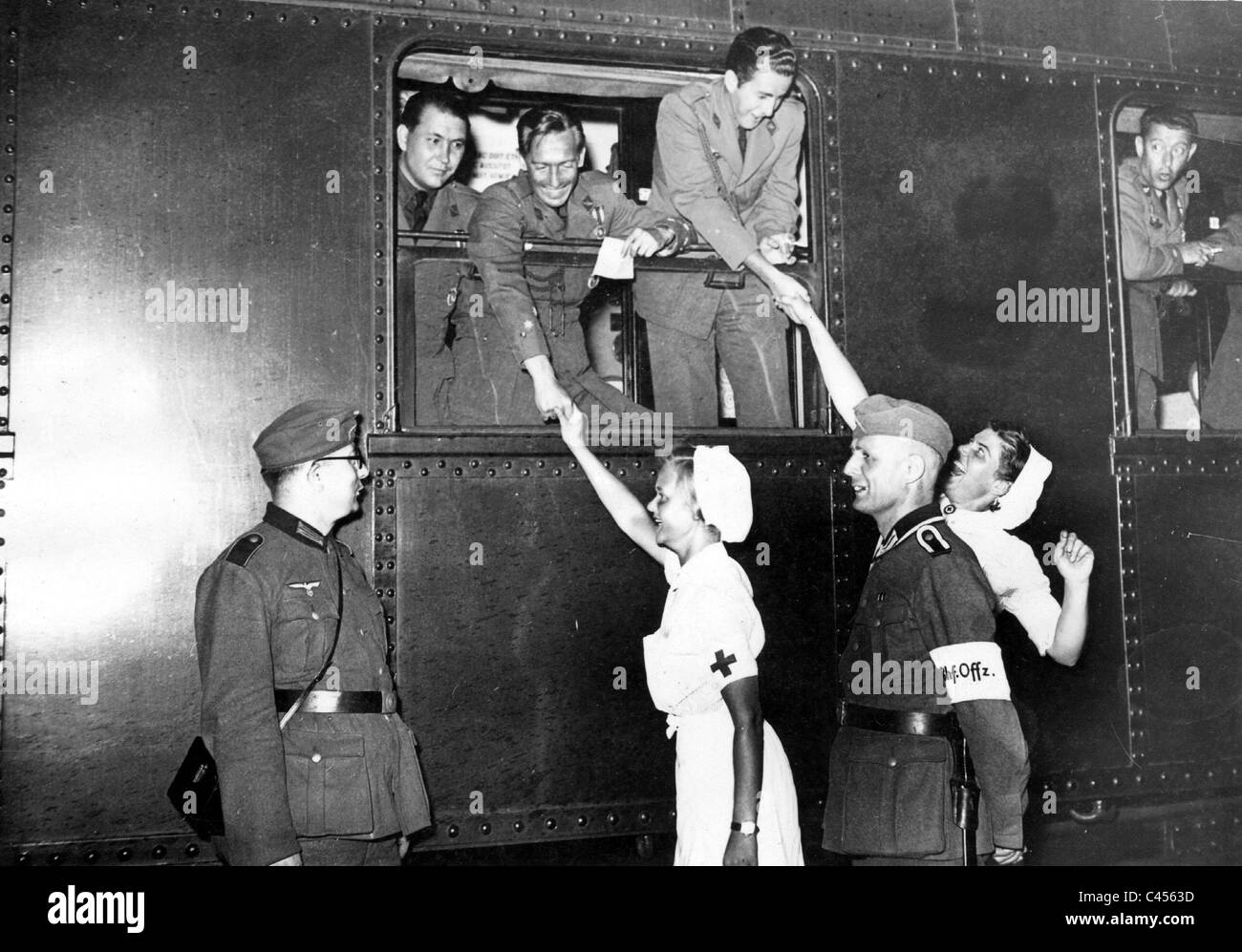 Volunteers from the Spanish 'Blue Division' are welcomed in Paris, 1941 ...