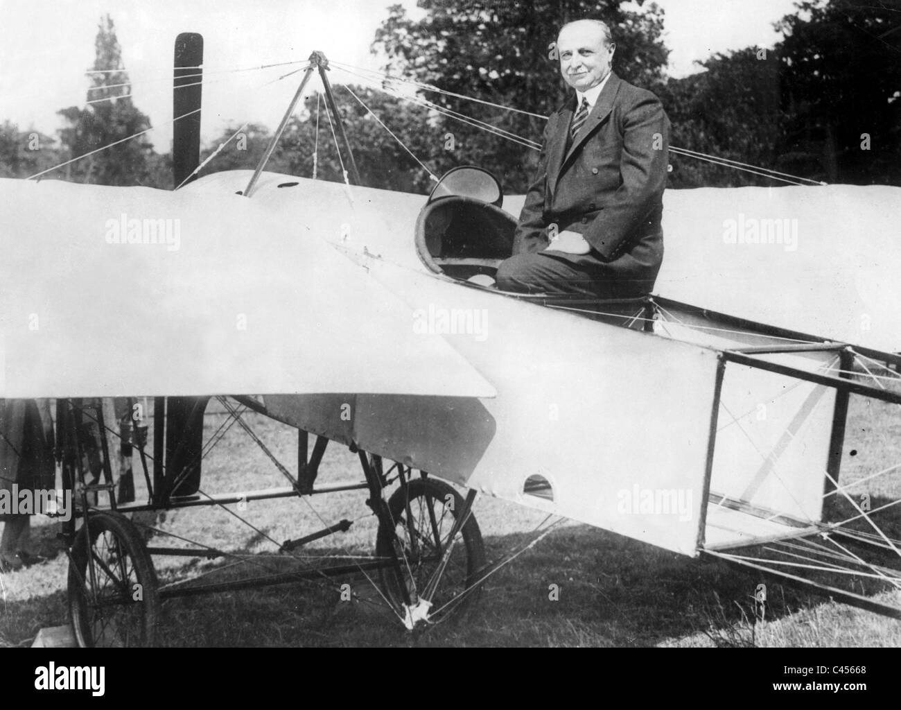 Louis Bleriot in a Bleriot IX Stock Photo - Alamy