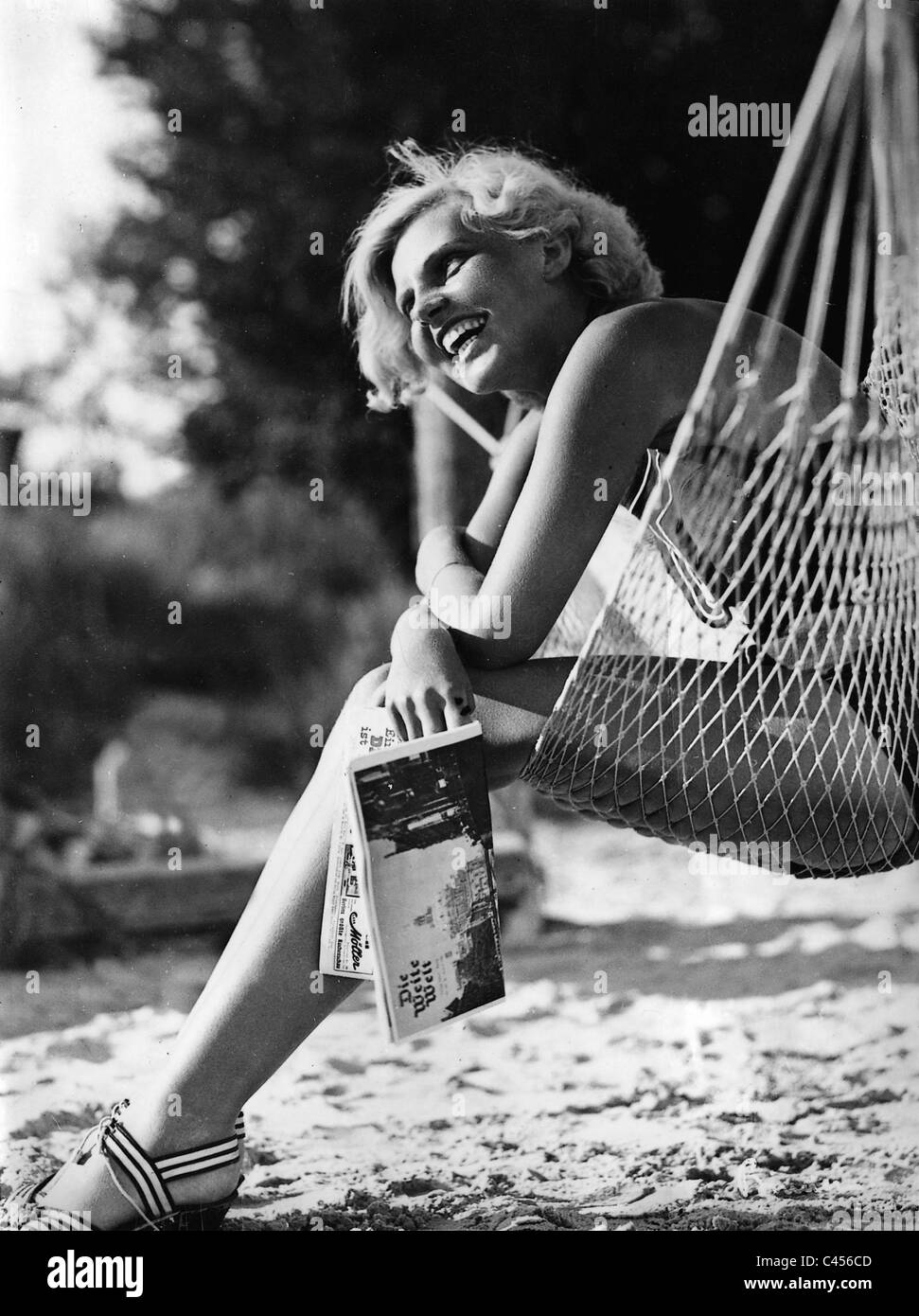 Beach young woman in Black and White Stock Photos & Images - Alamy