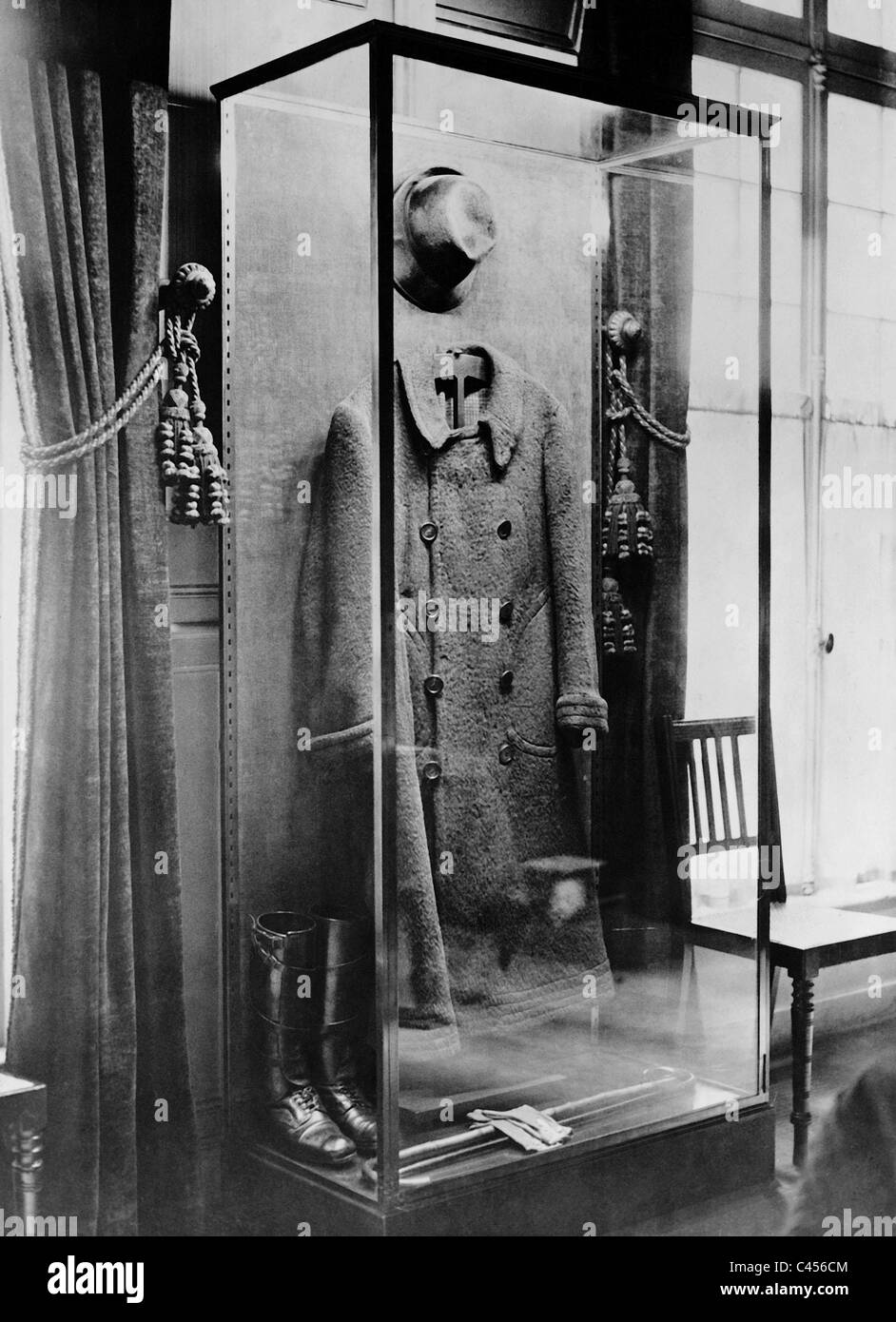 War museum exhibits Black and White Stock Photos & Images - Alamy