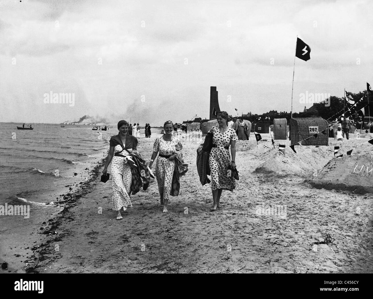 Walk on the beach Black and White Stock Photos & Images - Alamy