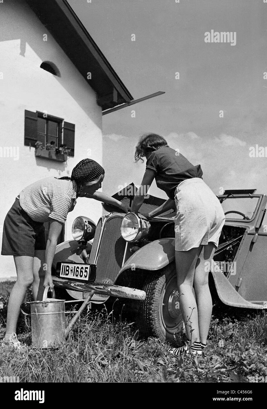 Wash women Black and White Stock Photos & Images - Alamy