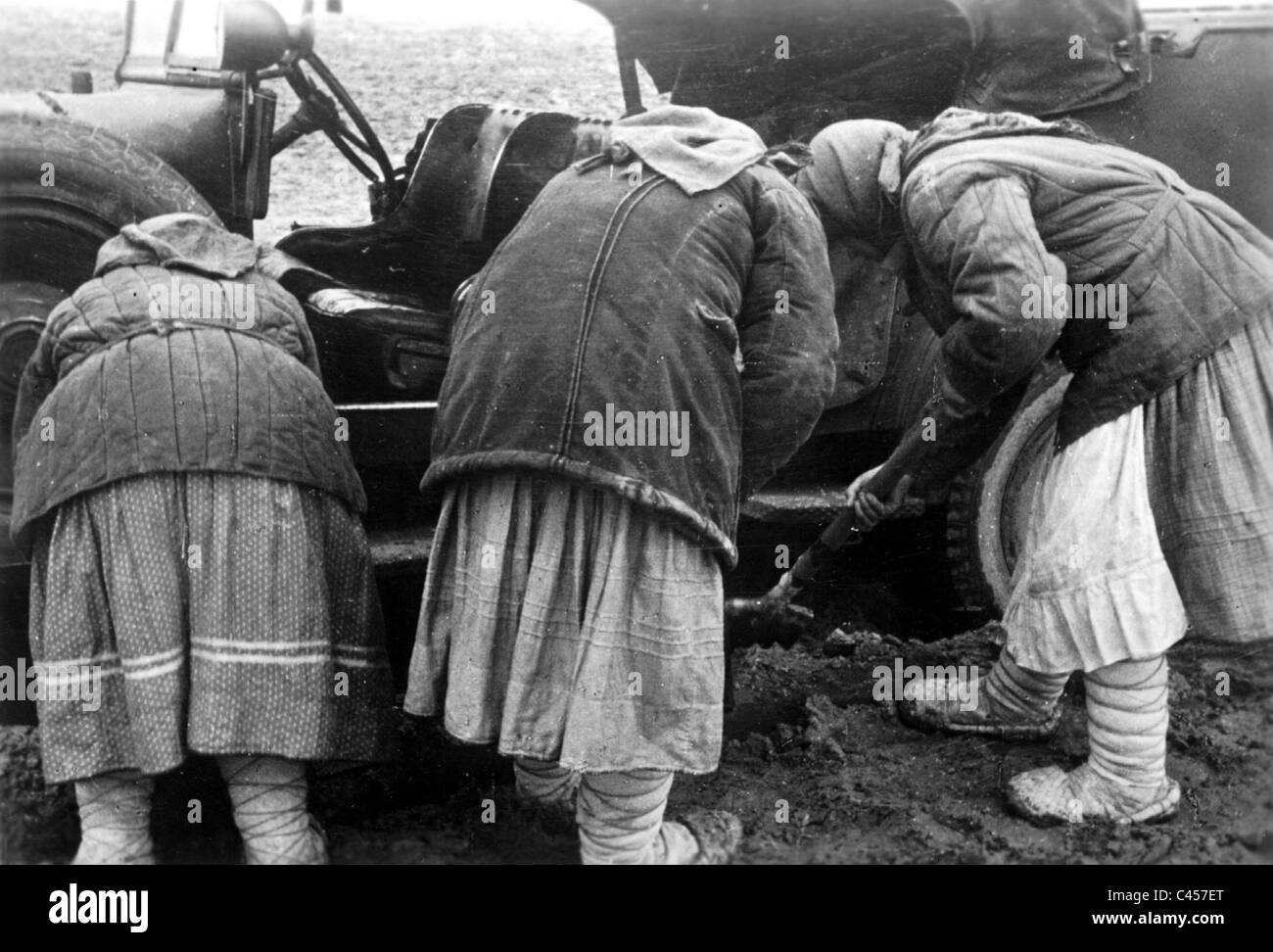 Russian women digging out a stuck car, 1942 Stock Photo - Alamy