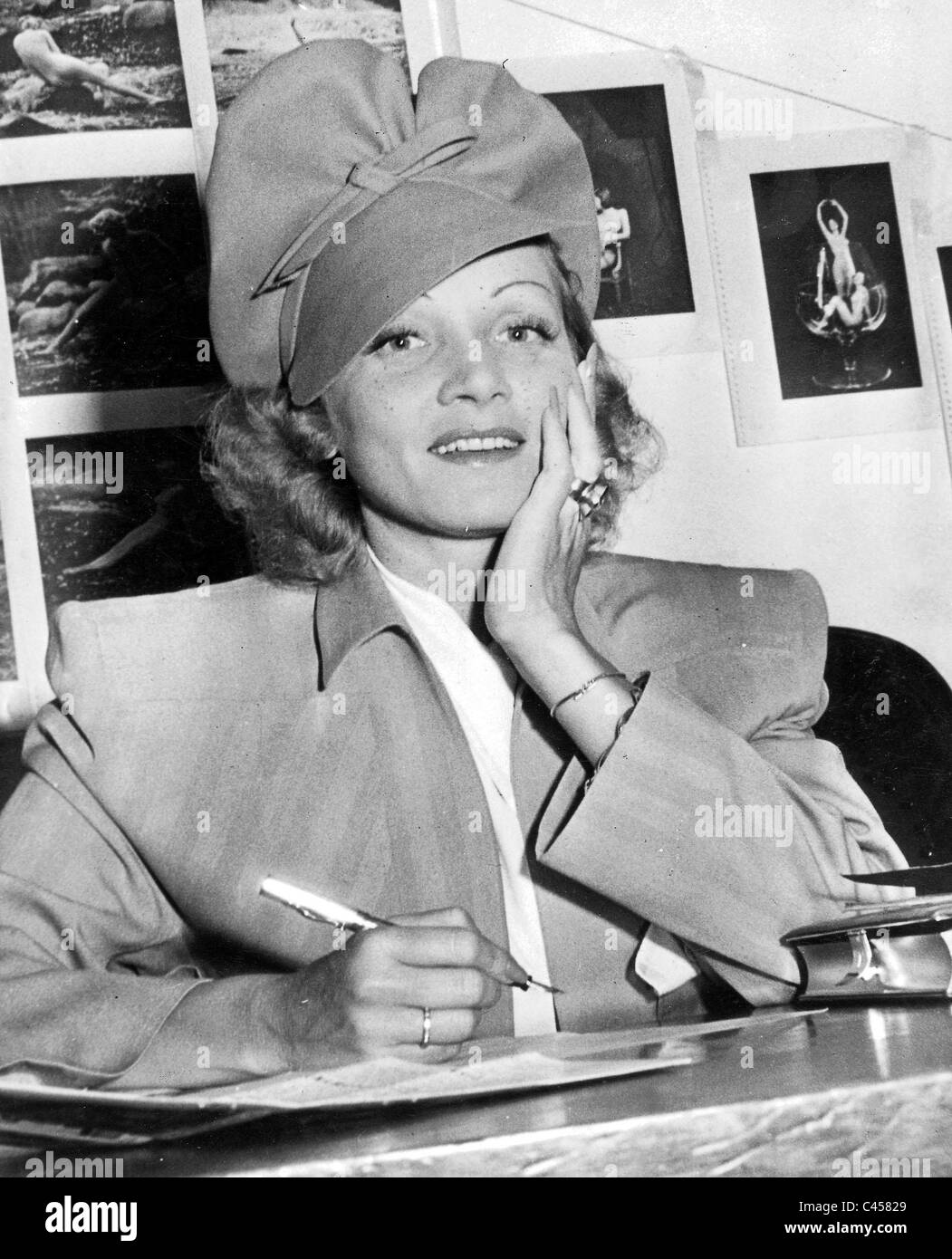 Citizen papers Black and White Stock Photos & Images - Alamy