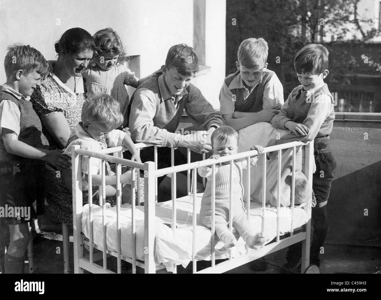 Large family 1936 Stock Photo - Alamy