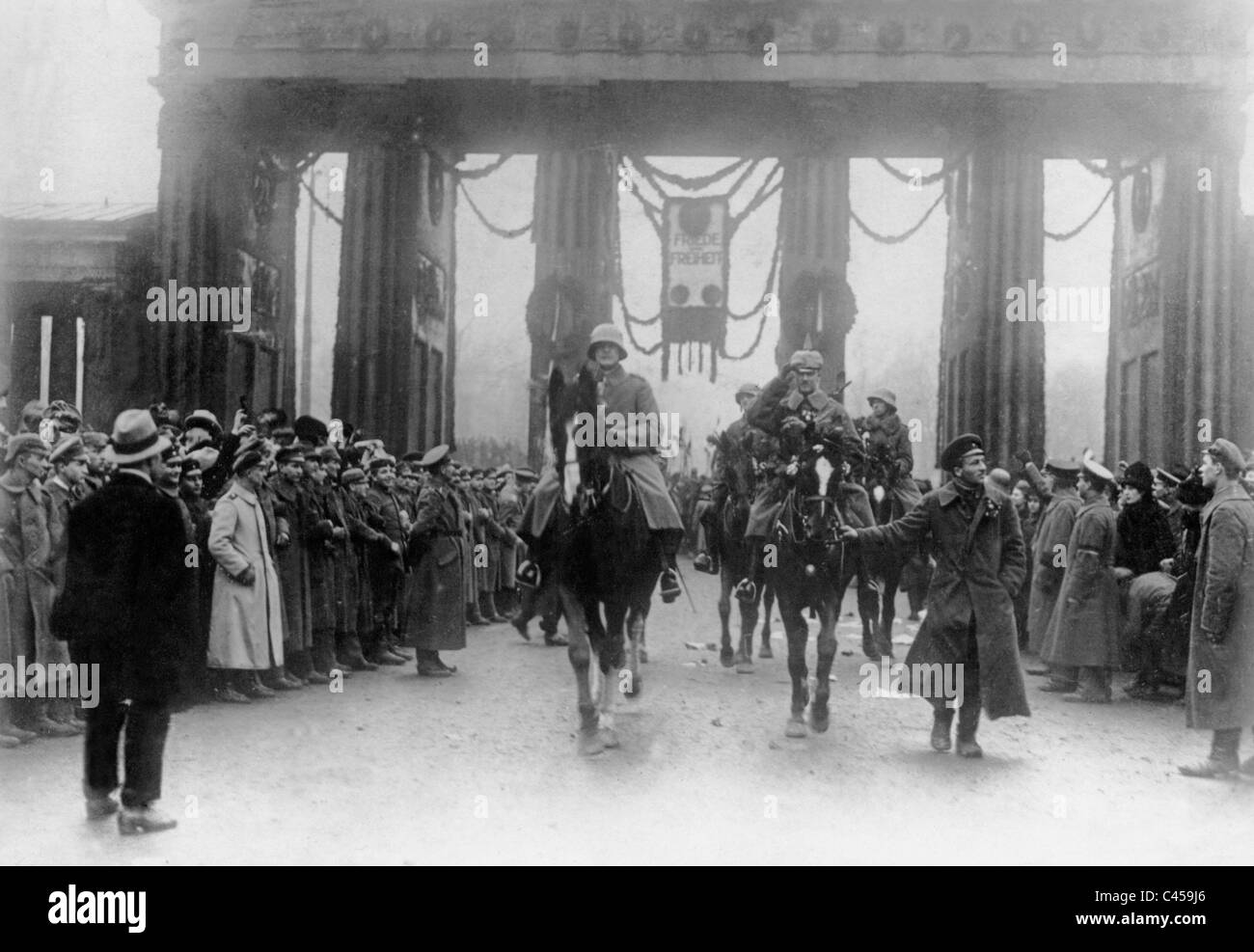 Berlin brandenburg gate 1918 hi-res stock photography and images - Alamy