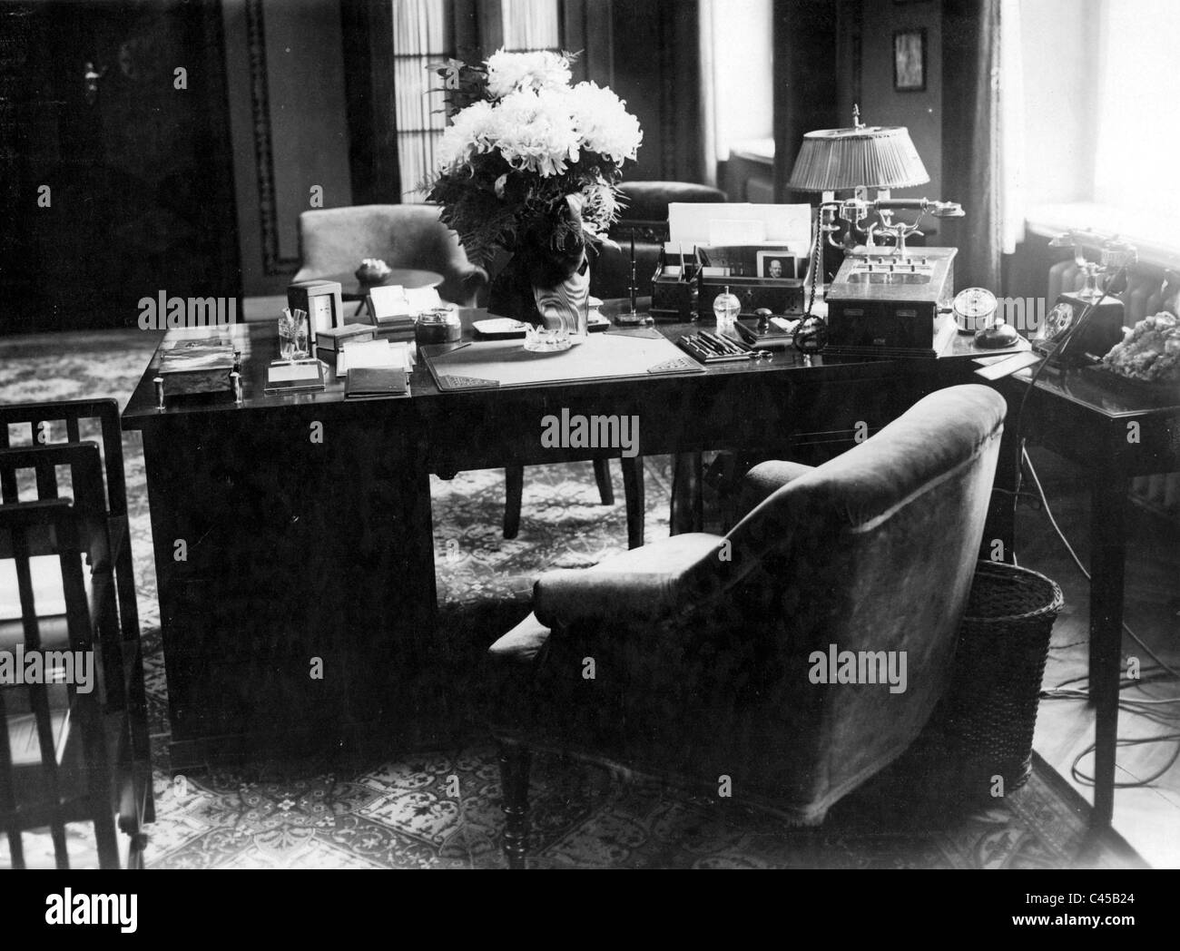 Foreign office interior hi-res stock photography and images - Alamy