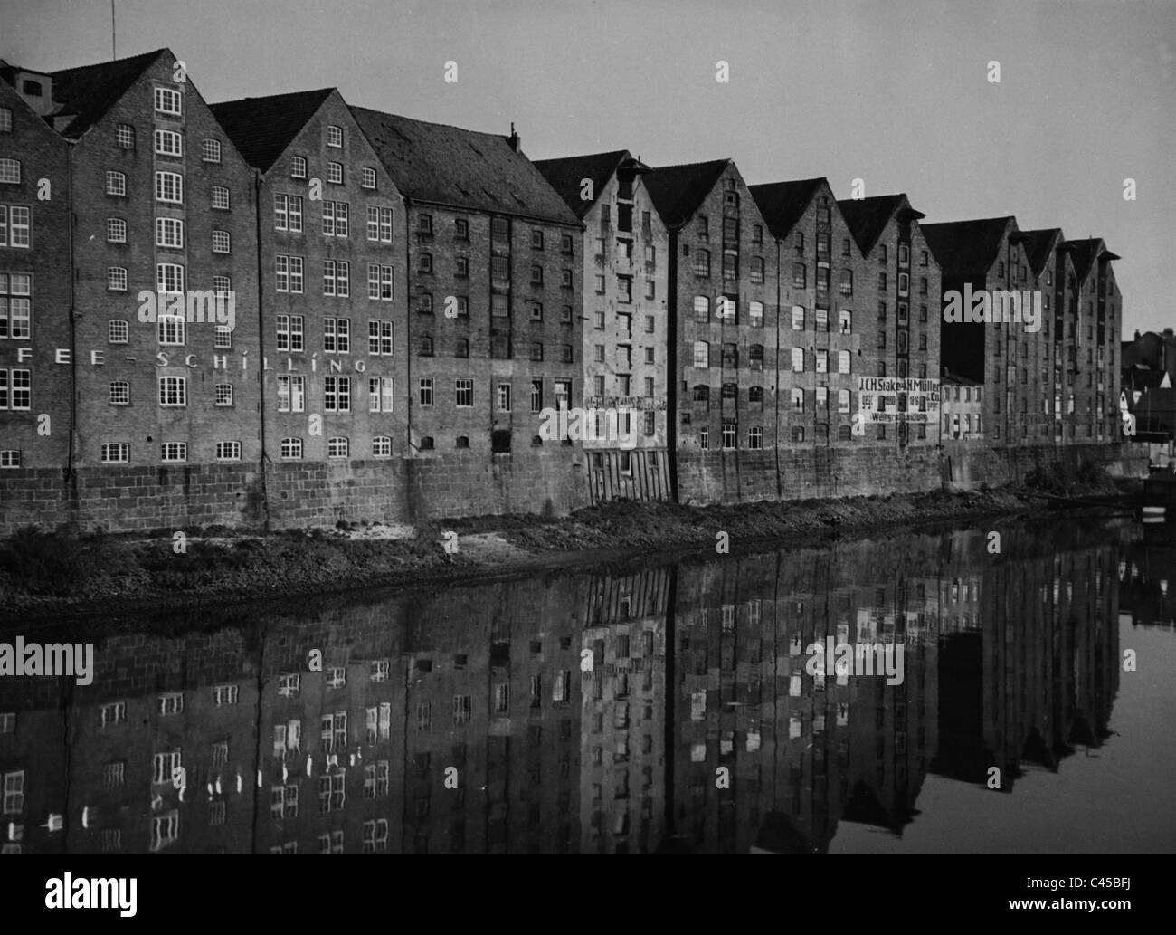 Warehouses buildings Black and White Stock Photos & Images - Alamy