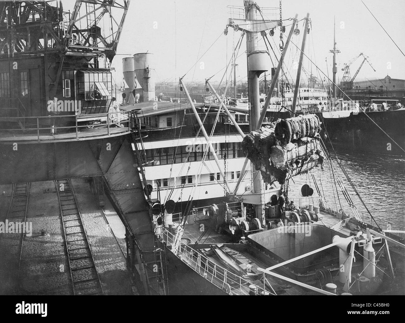 Unloading a cotton freighter in Bremen, 1930 Stock Photo - Alamy
