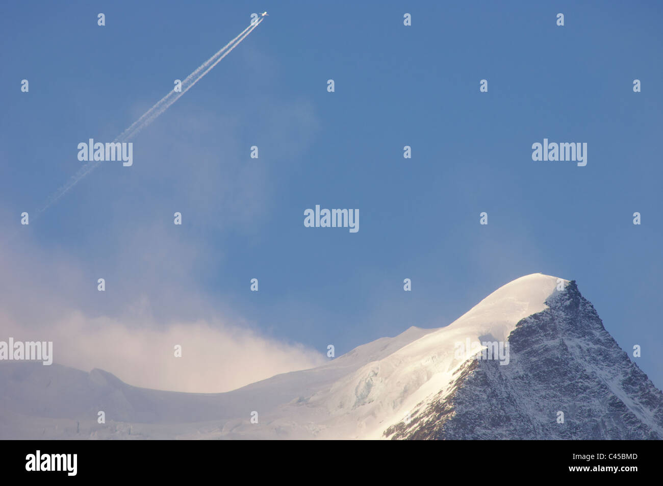 Aircraft wake turbulence hi-res stock photography and images - Alamy