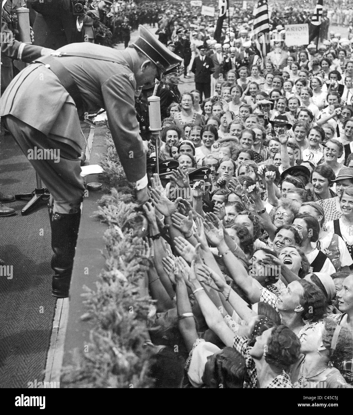 List 96+ Pictures Why Was The Crowd Cheering Updated