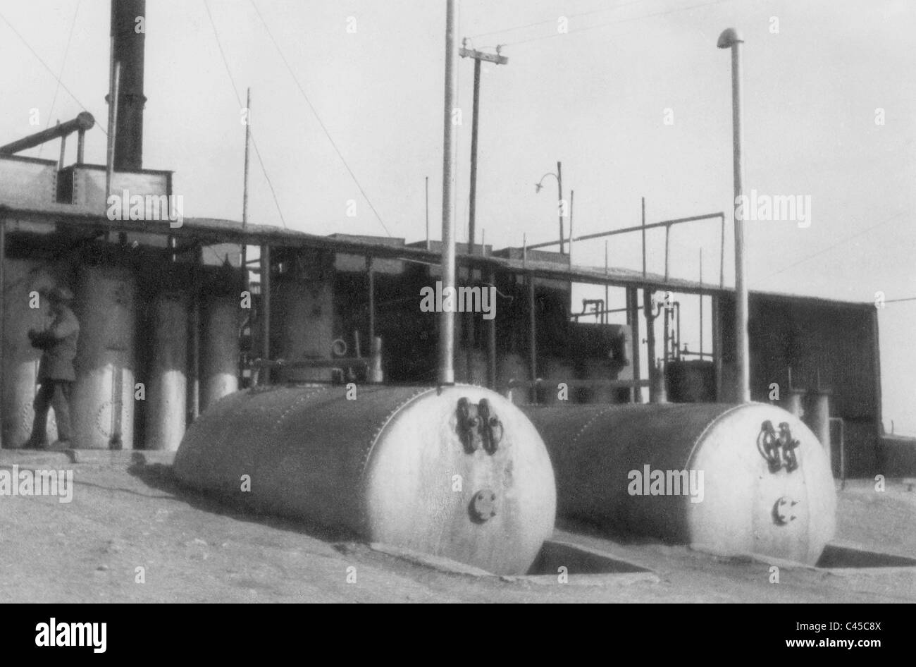 Iraqi oil field in hi-res stock photography and images - Alamy