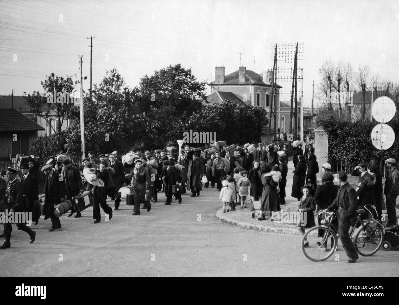 Jews arrive at camp hi-res stock photography and images - Alamy