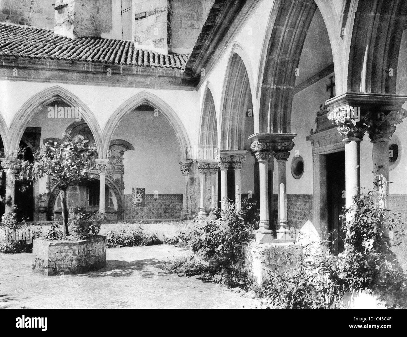 Cloister attachment hi-res stock photography and images - Alamy