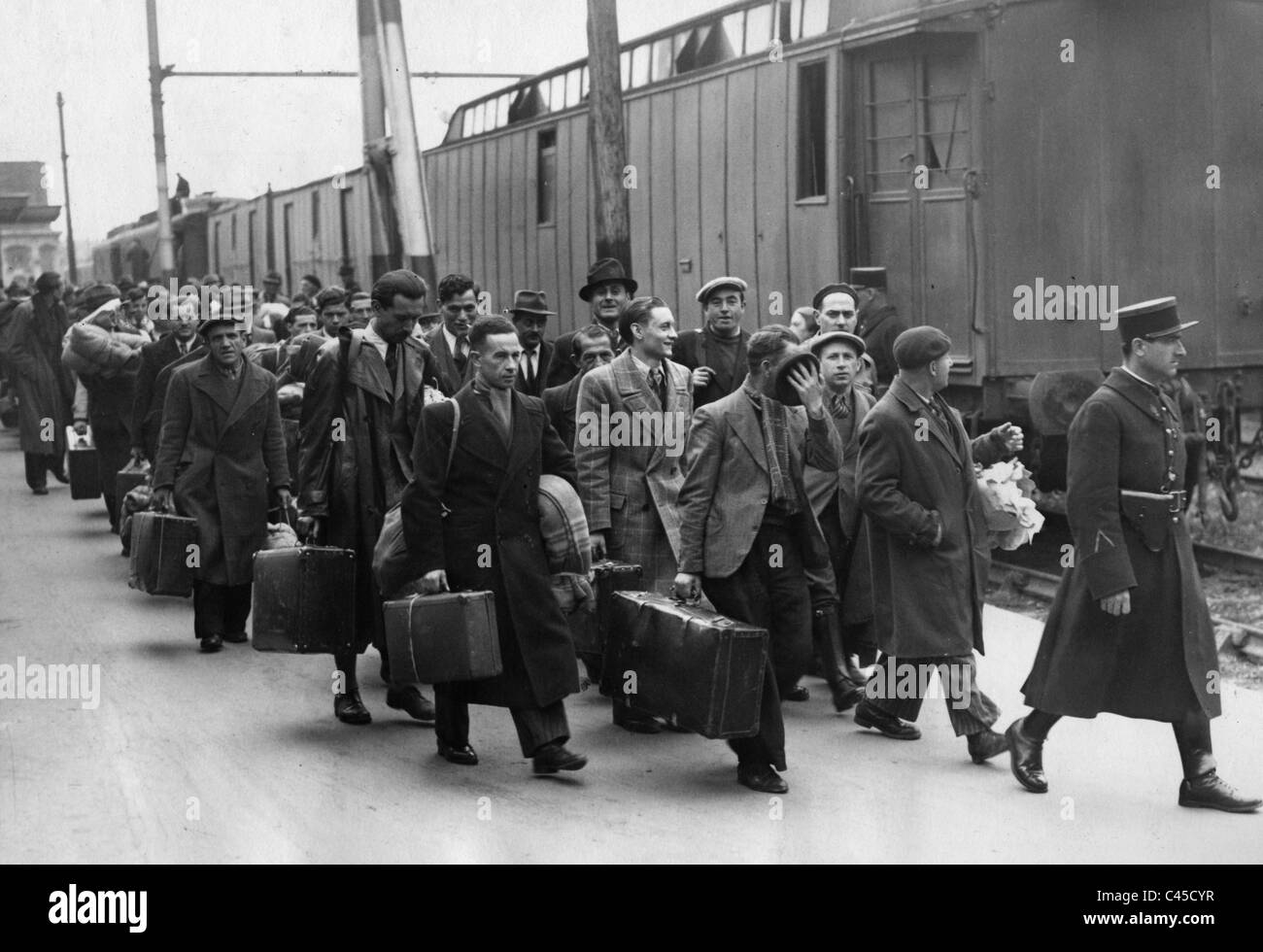 Jews at the Gare d'Austerlitz before their deportation, Paris 1941 ...