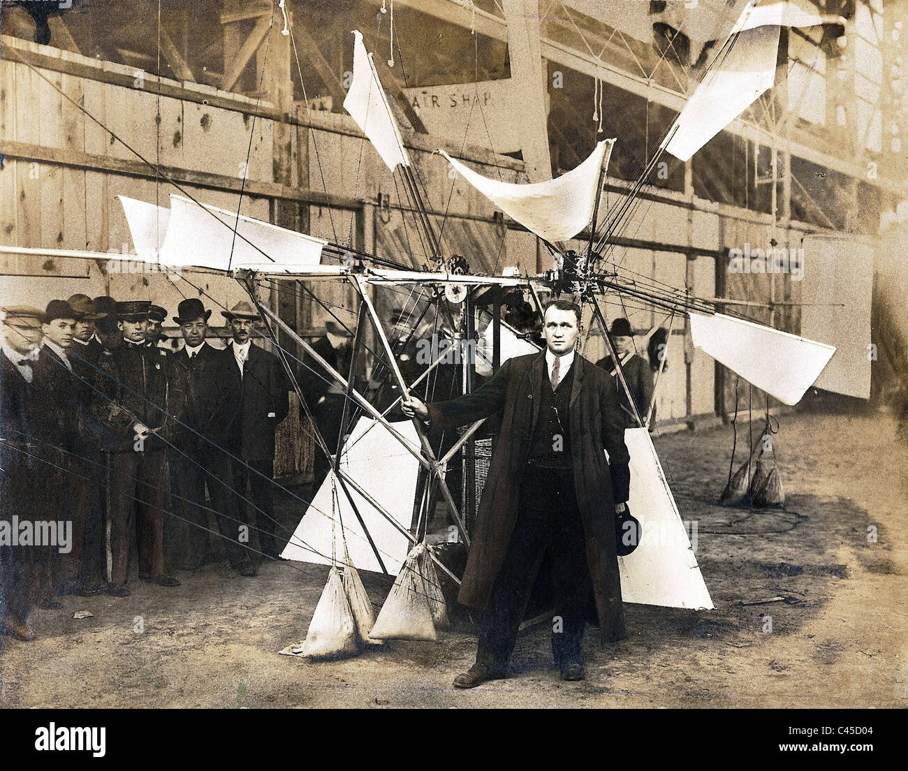 Steerable airship hi-res stock photography and images - Alamy