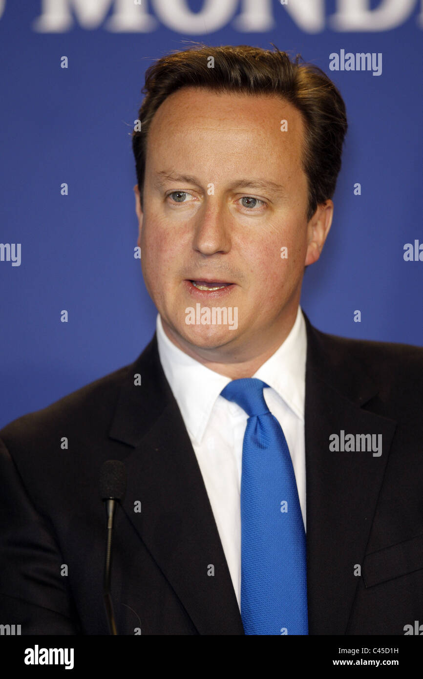 Prime minister david cameron centre hi-res stock photography and images ...