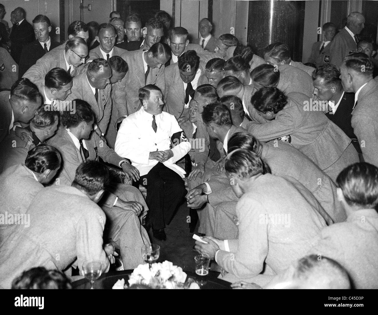 Adolf Hitler with medal winners, 1936 Stock Photo - Alamy