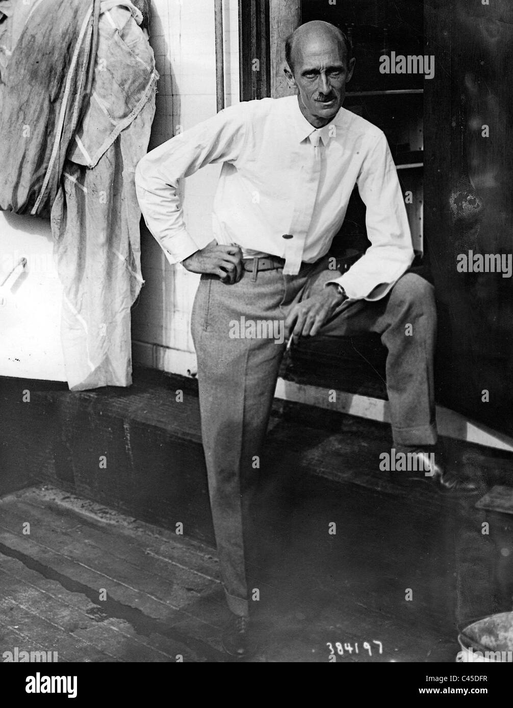 William beebe bathysphere hi-res stock photography and images - Alamy