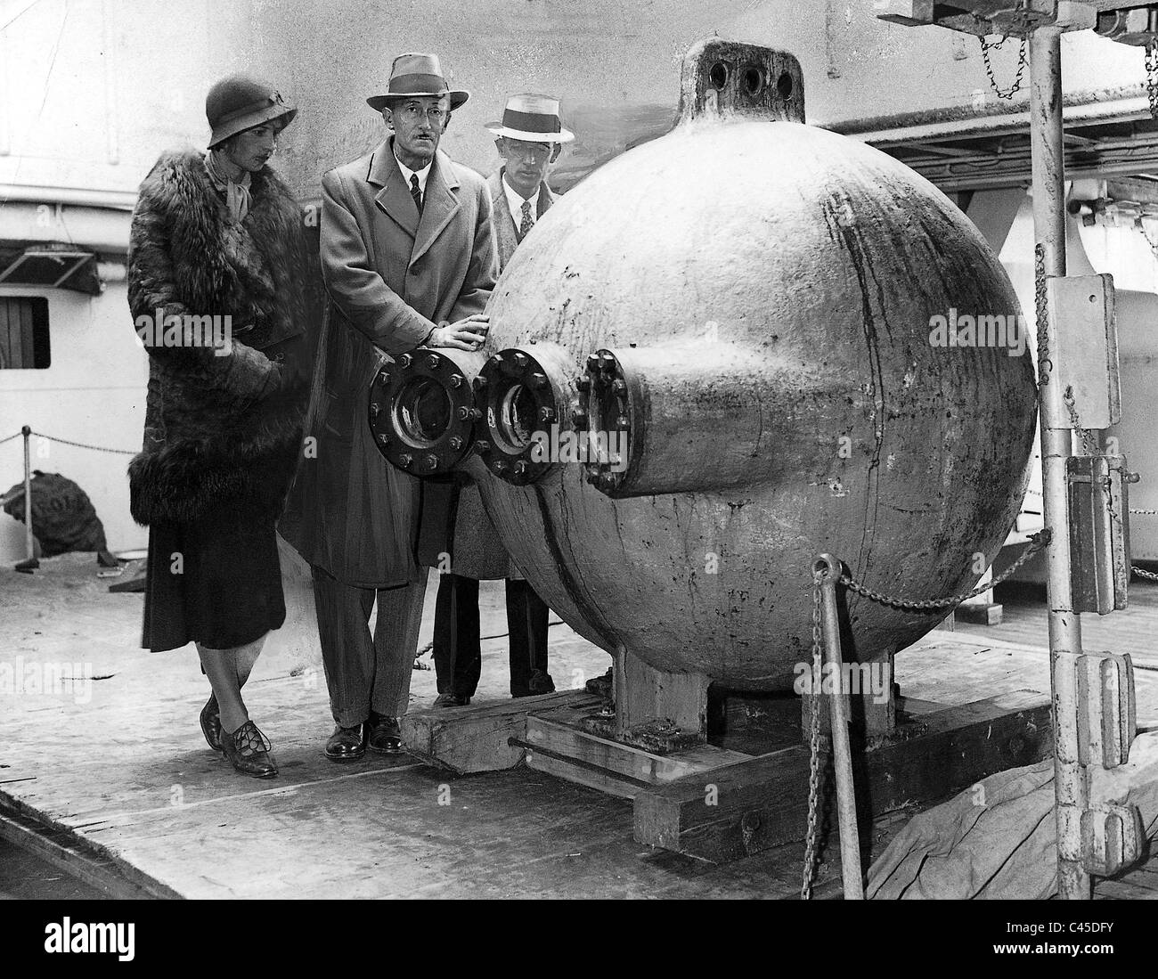 William beebe bathysphere Black and White Stock Photos & Images - Alamy