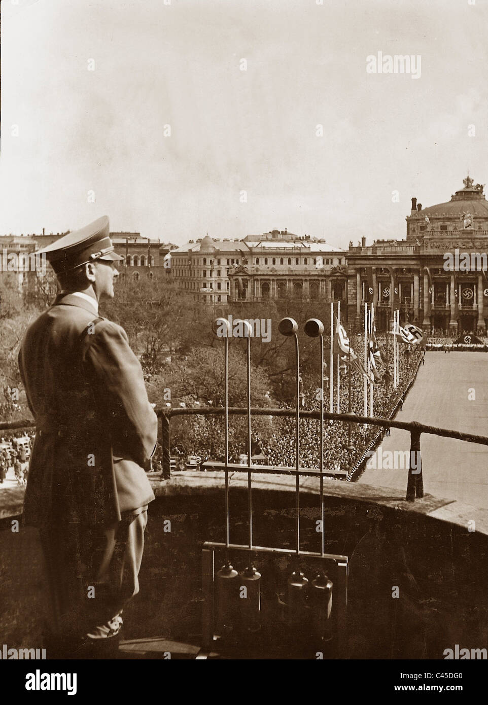 Hitler on the balcony of Vienna city hall, 1938 Stock Photo - Alamy