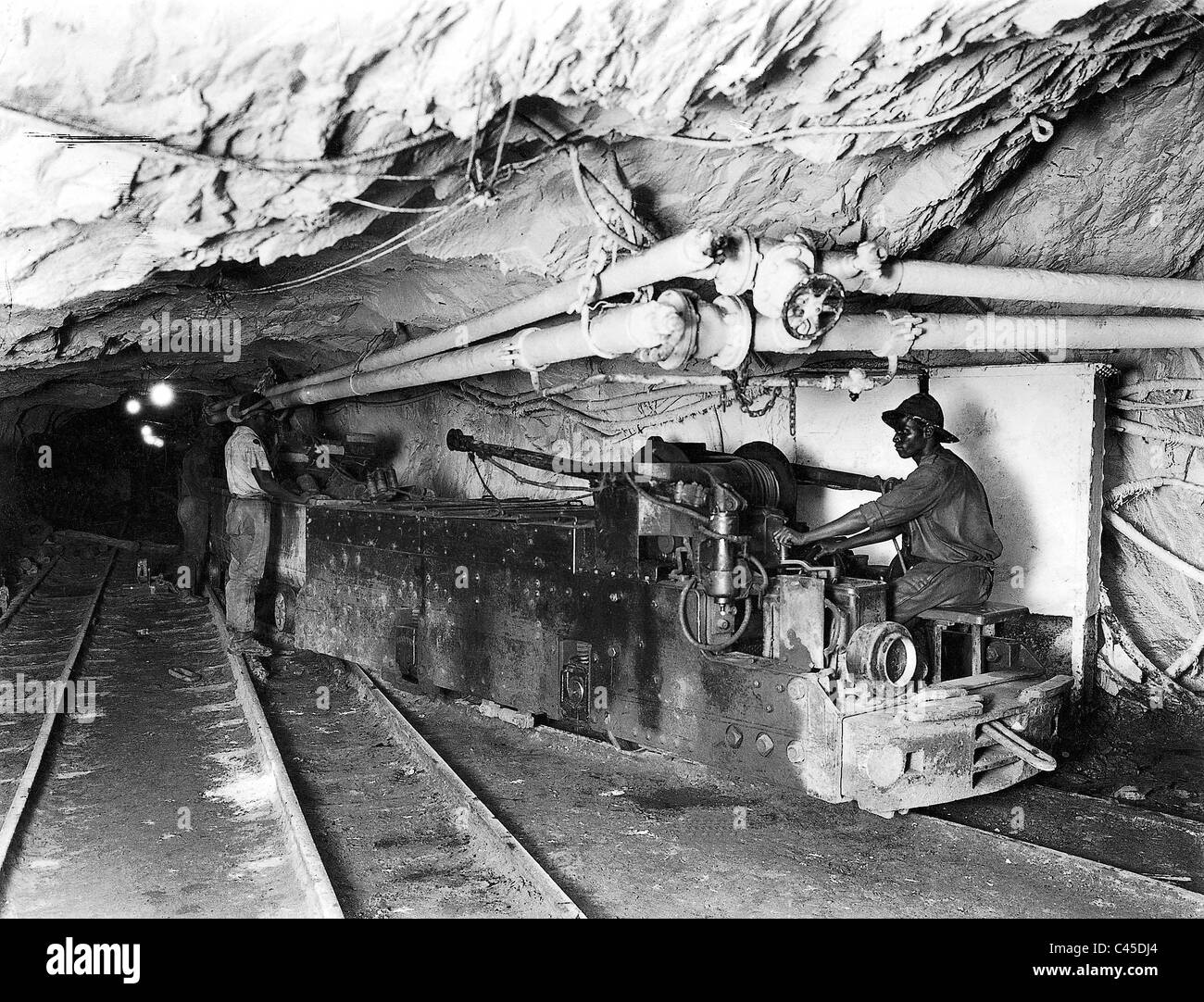 Gold workers hi-res stock photography and images - Alamy