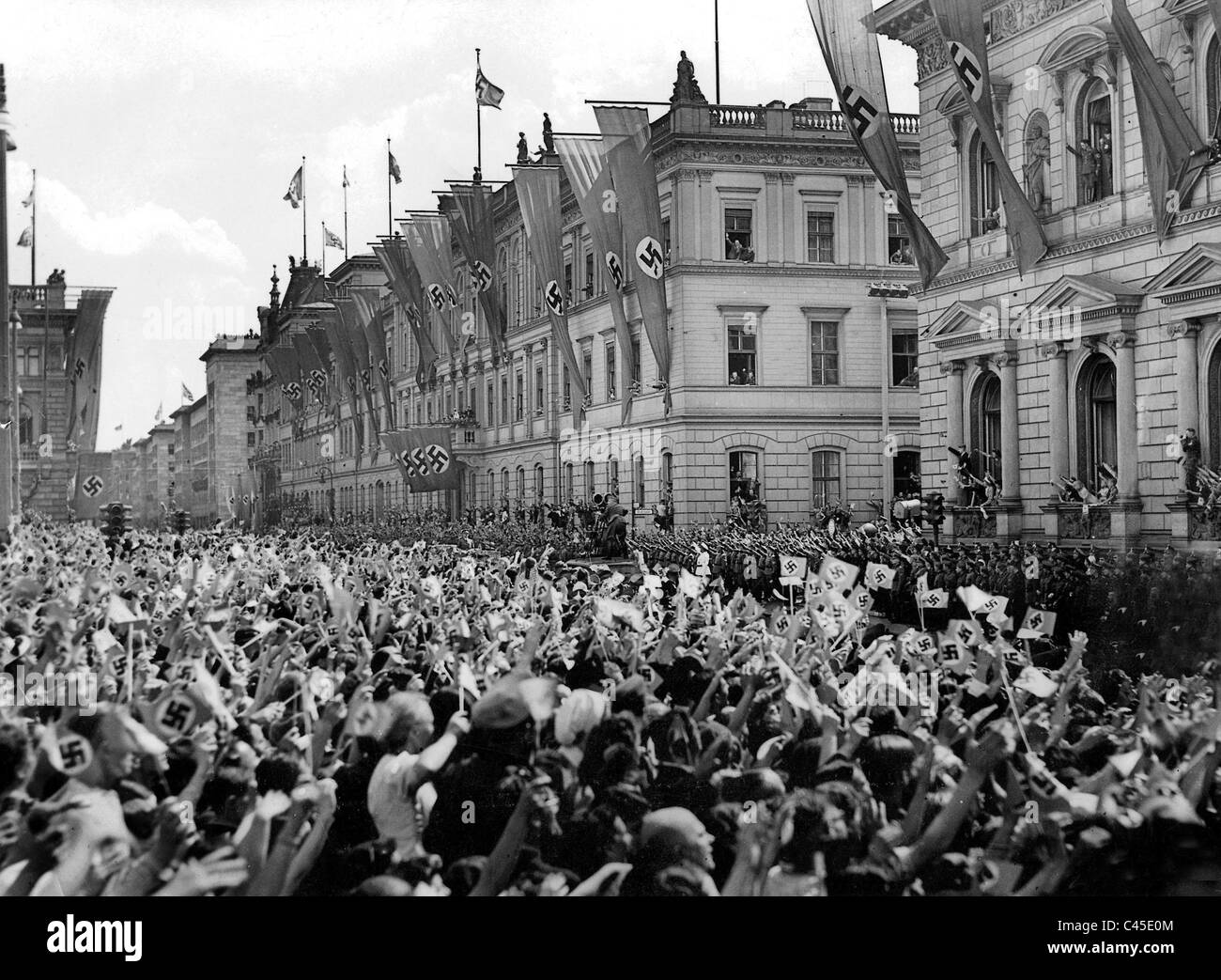 Crowd Cheering Black and White Stock Photos & Images - Alamy
