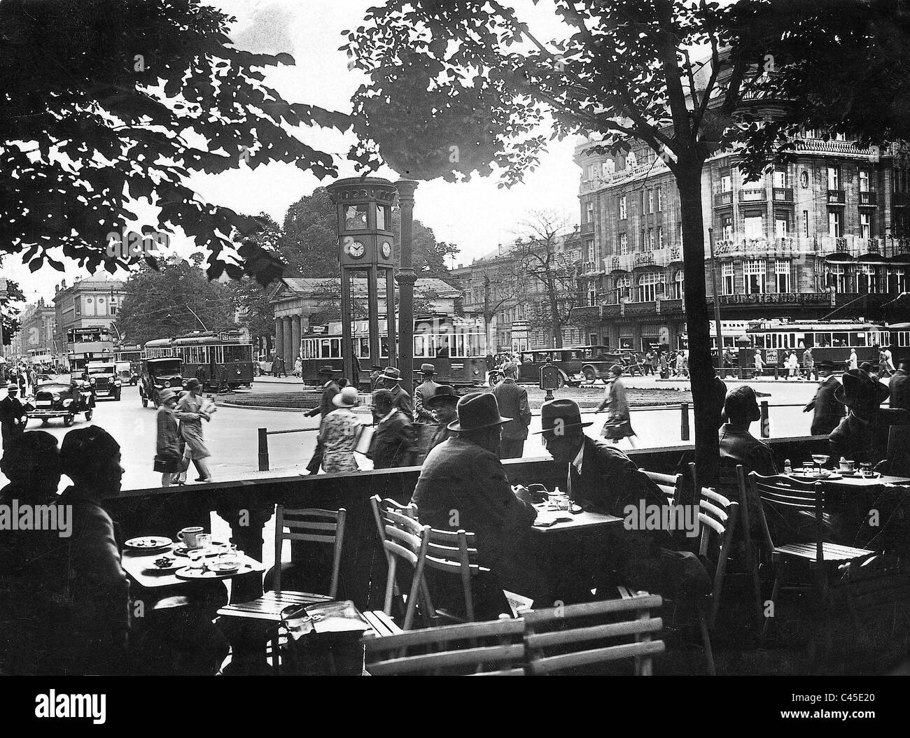 Street Cafe and Potsdamer Platz in Berlin, 1920-1929 Stock Photo - Alamy