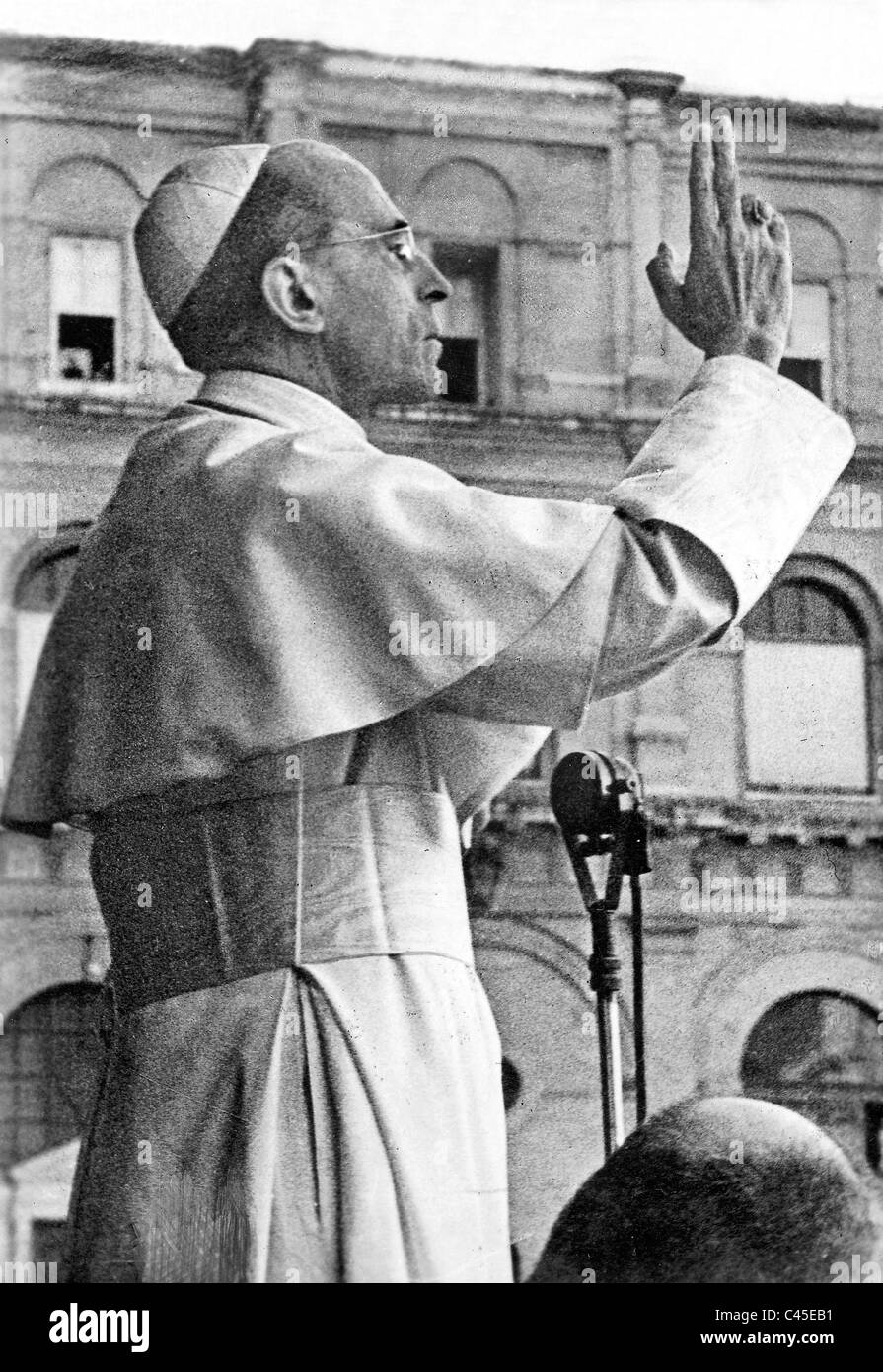 Pope Pius XII. gives the blessing Stock Photo - Alamy
