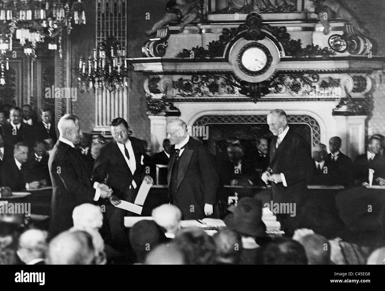 Kellogg briand pact signing hi-res stock photography and images - Alamy