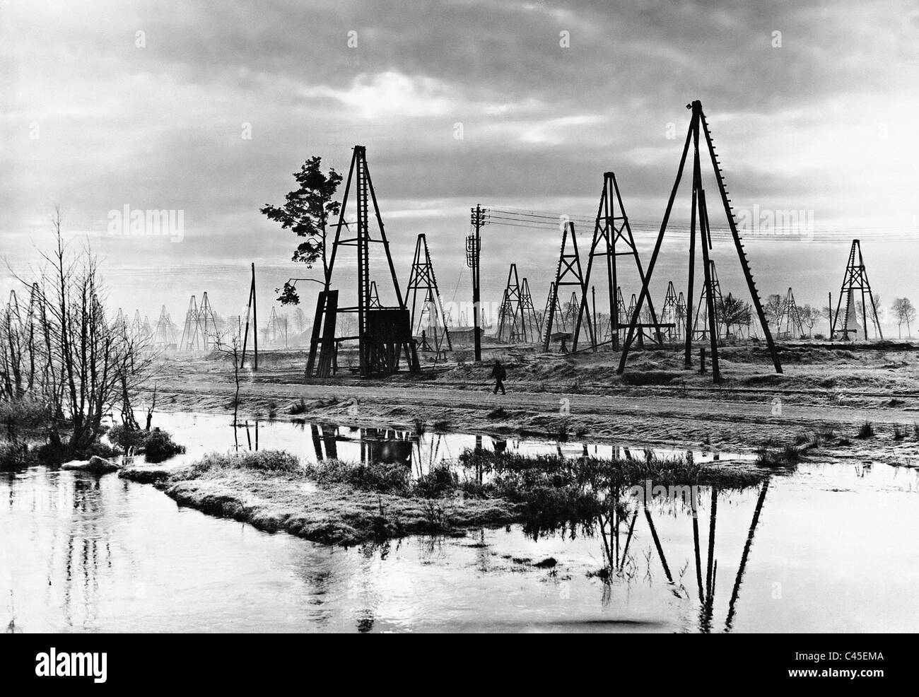 Oil fields hi-res stock photography and images - Alamy
