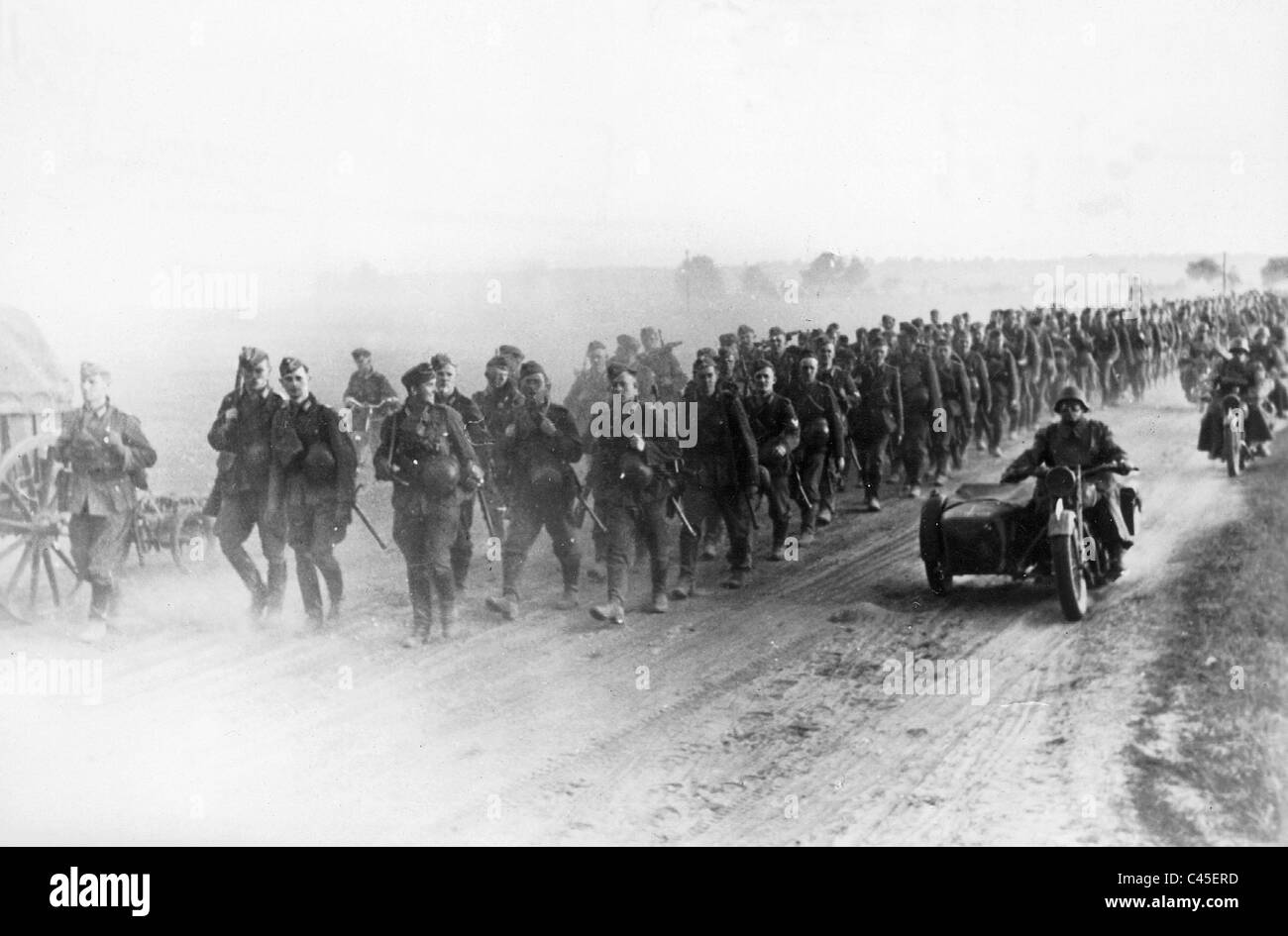 German soldiers advancing on the Eastern Front, 1941 Stock Photo - Alamy