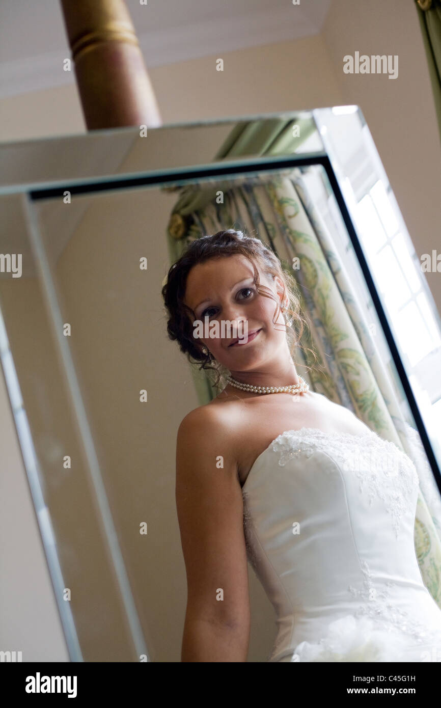 Bride preparing for her wedding Stock Photo - Alamy