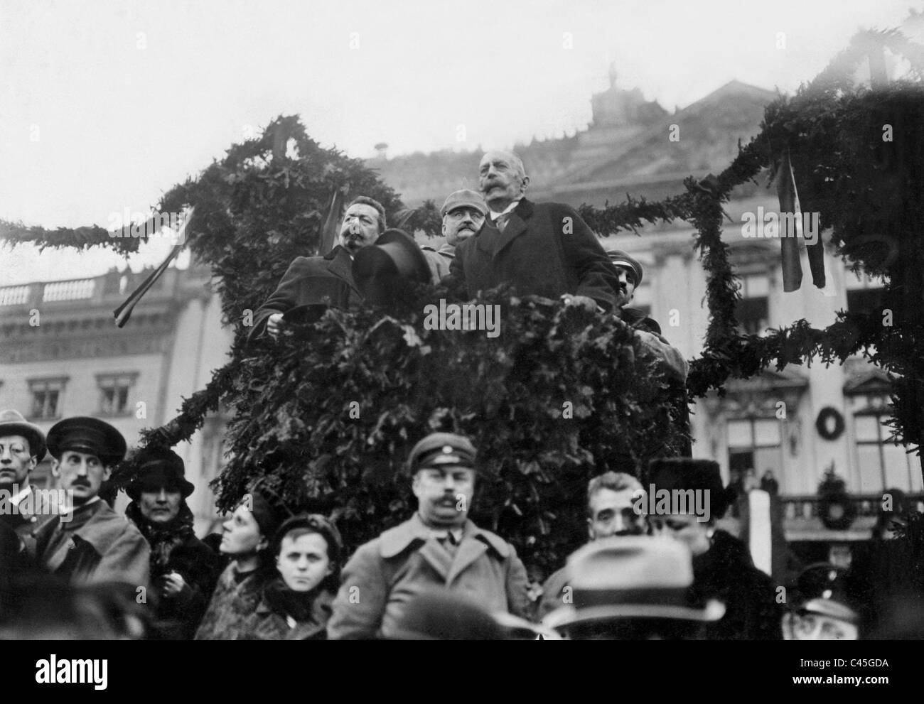 Friedrich Ebert, Adolf Wermuth and Arnold Lequis welcome the troops in ...