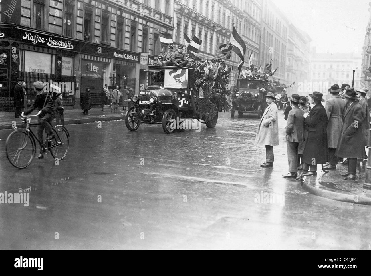 Supporters of the DNVP in the election campaign for the Reichstag ...