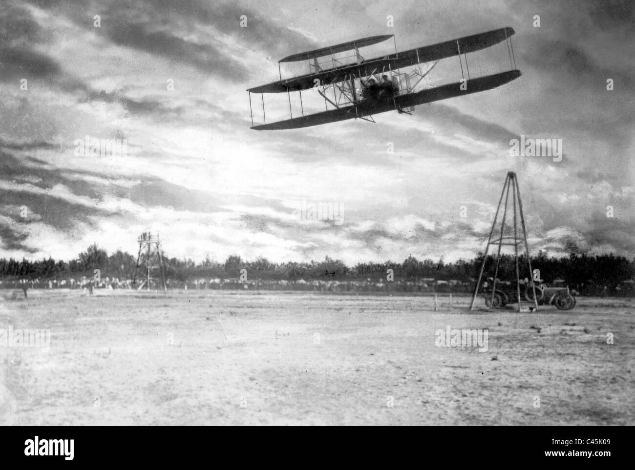 Wilbur Wright flies with a passenger, 1908 Stock Photo - Alamy